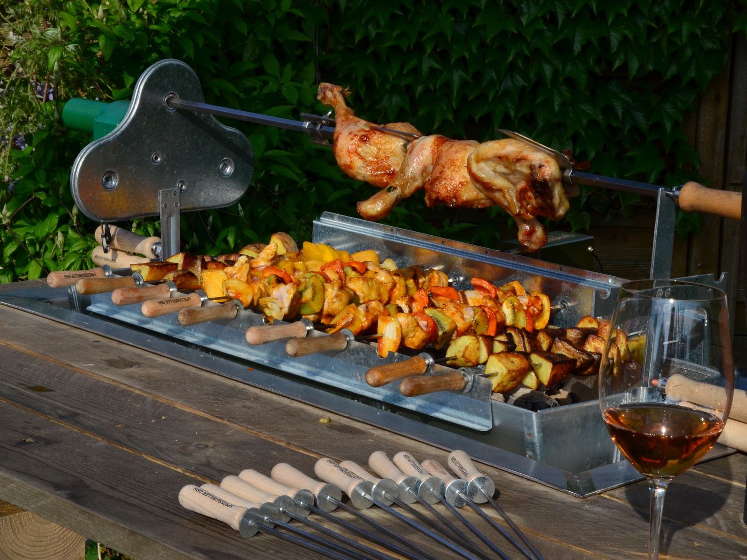 Event Tisch und Thekengrill aus Massivholz | Spiess-grill.de